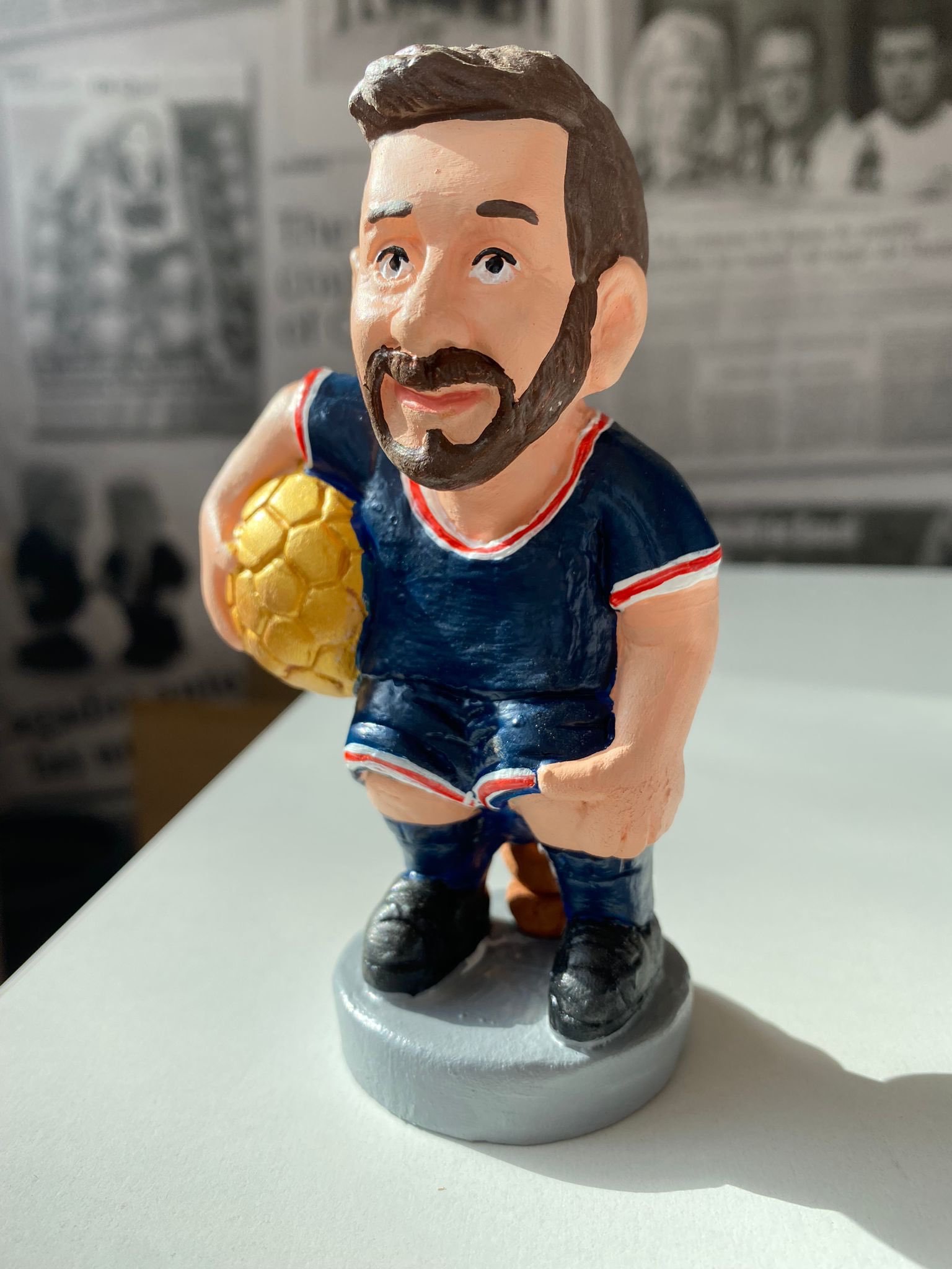 El 'caganer' de Messi ya posa con la camiseta del PSG | Cataluña