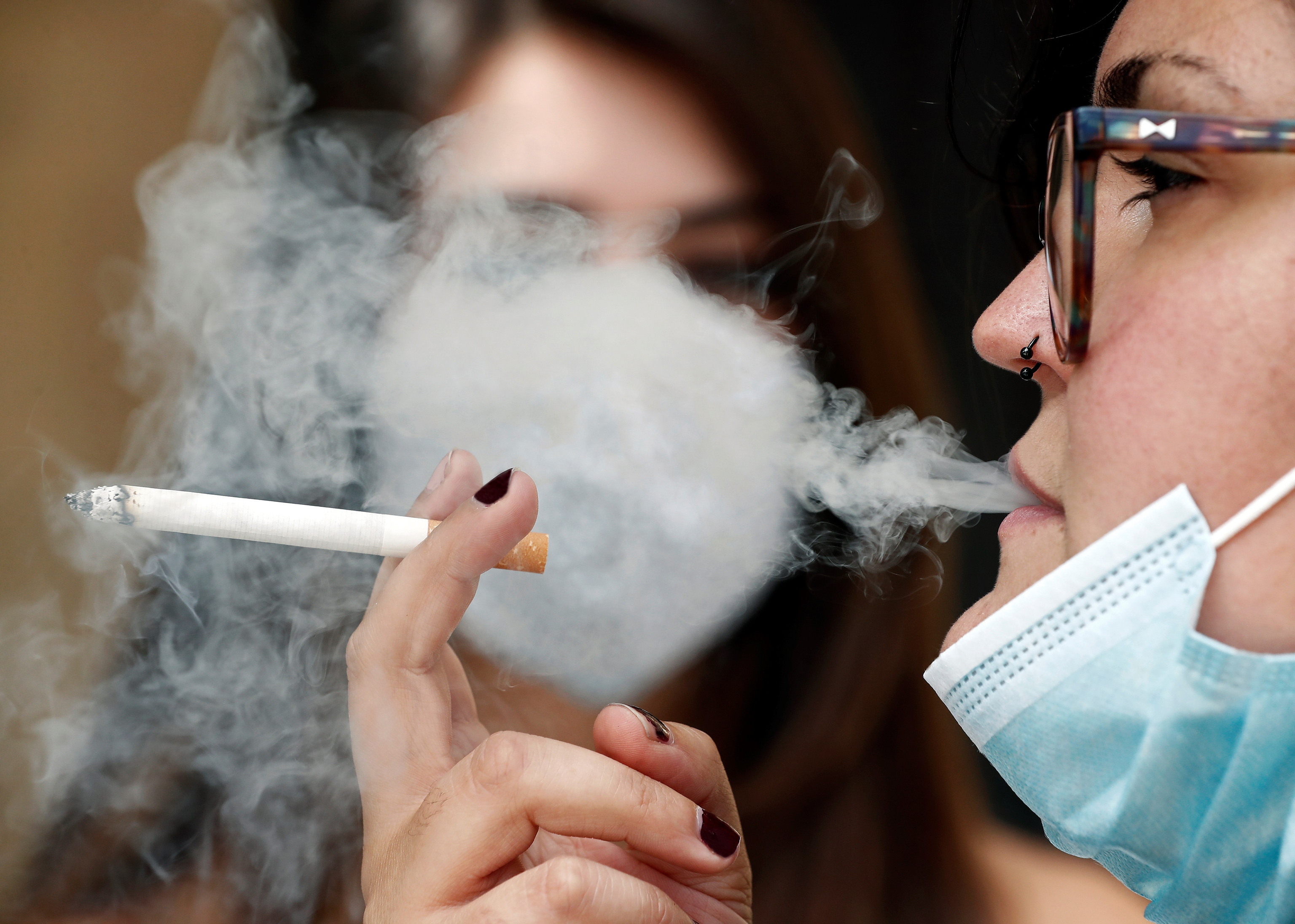 Sanidad quiere prohibir fumar en coches y poner coto al cigarrillo ...