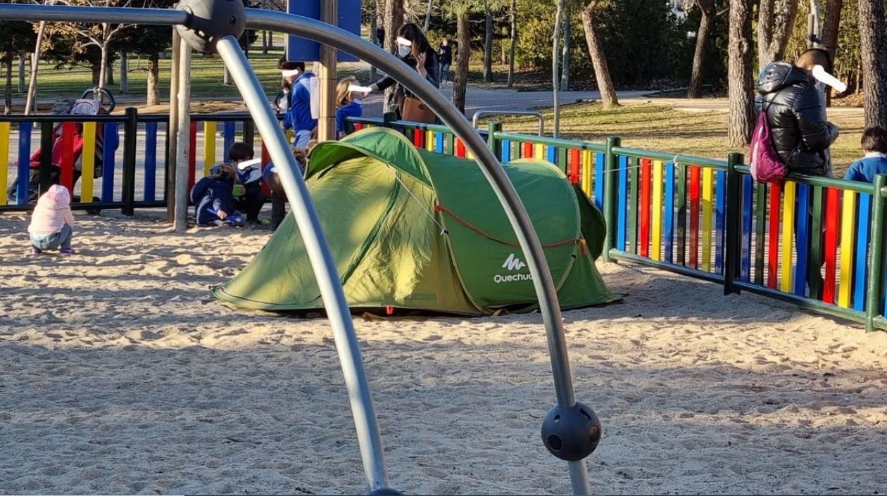 Un indigente lleva tres meses acampado en un parque infantil de ...