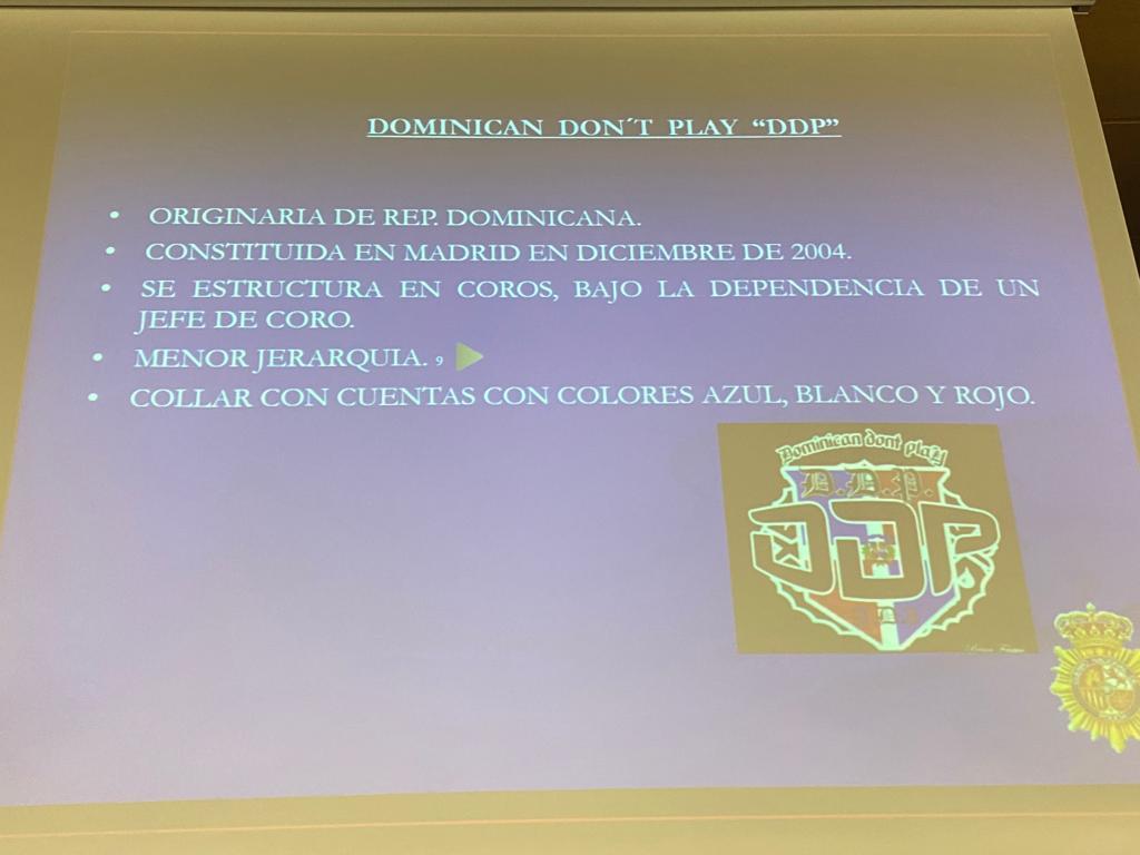 Los símbolos de las bandas latinas: pañuelos, collares, tatuajes ...