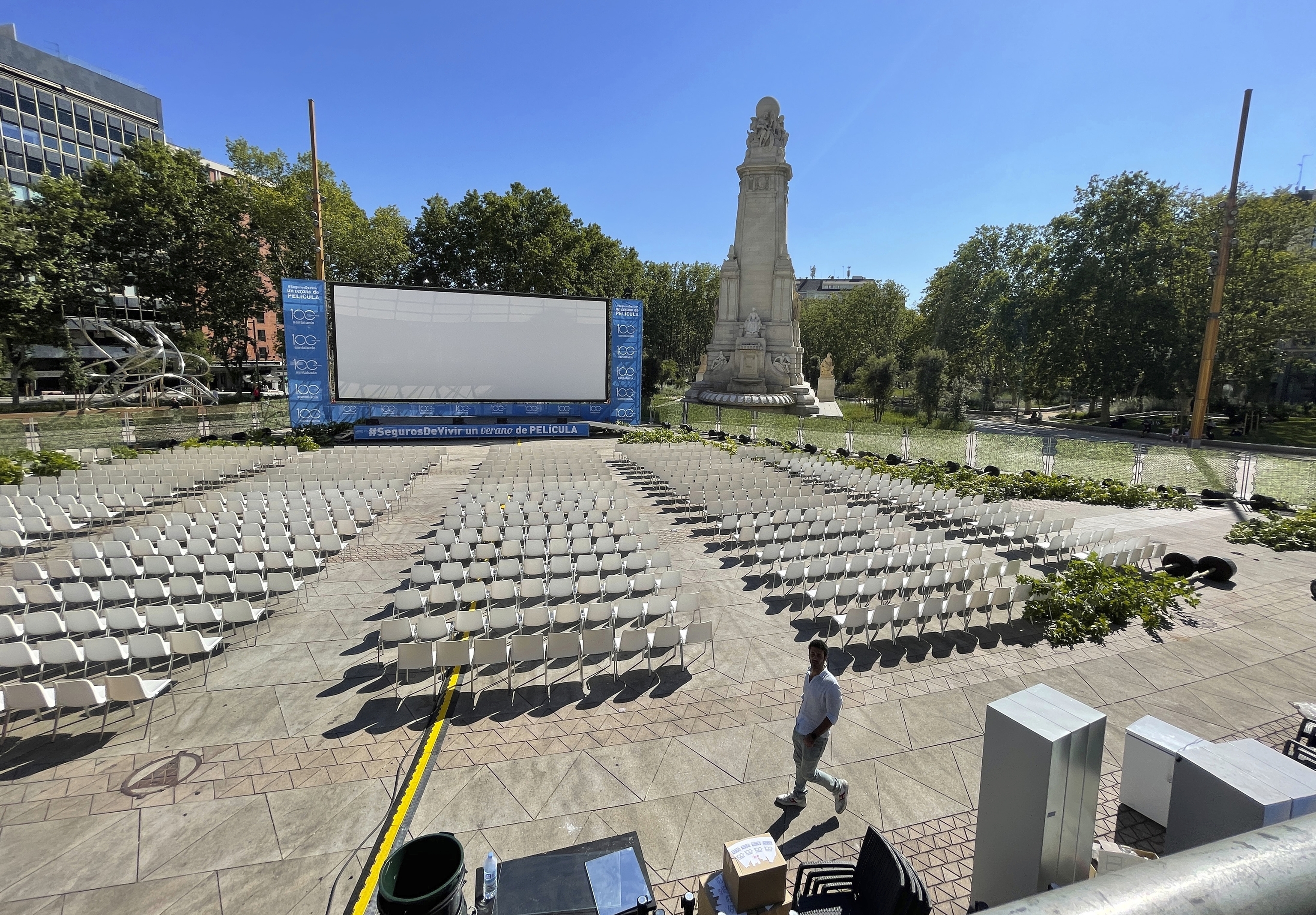 La Plaza de España cambia de siglo con las sacudidas de cadera de Elvis ...