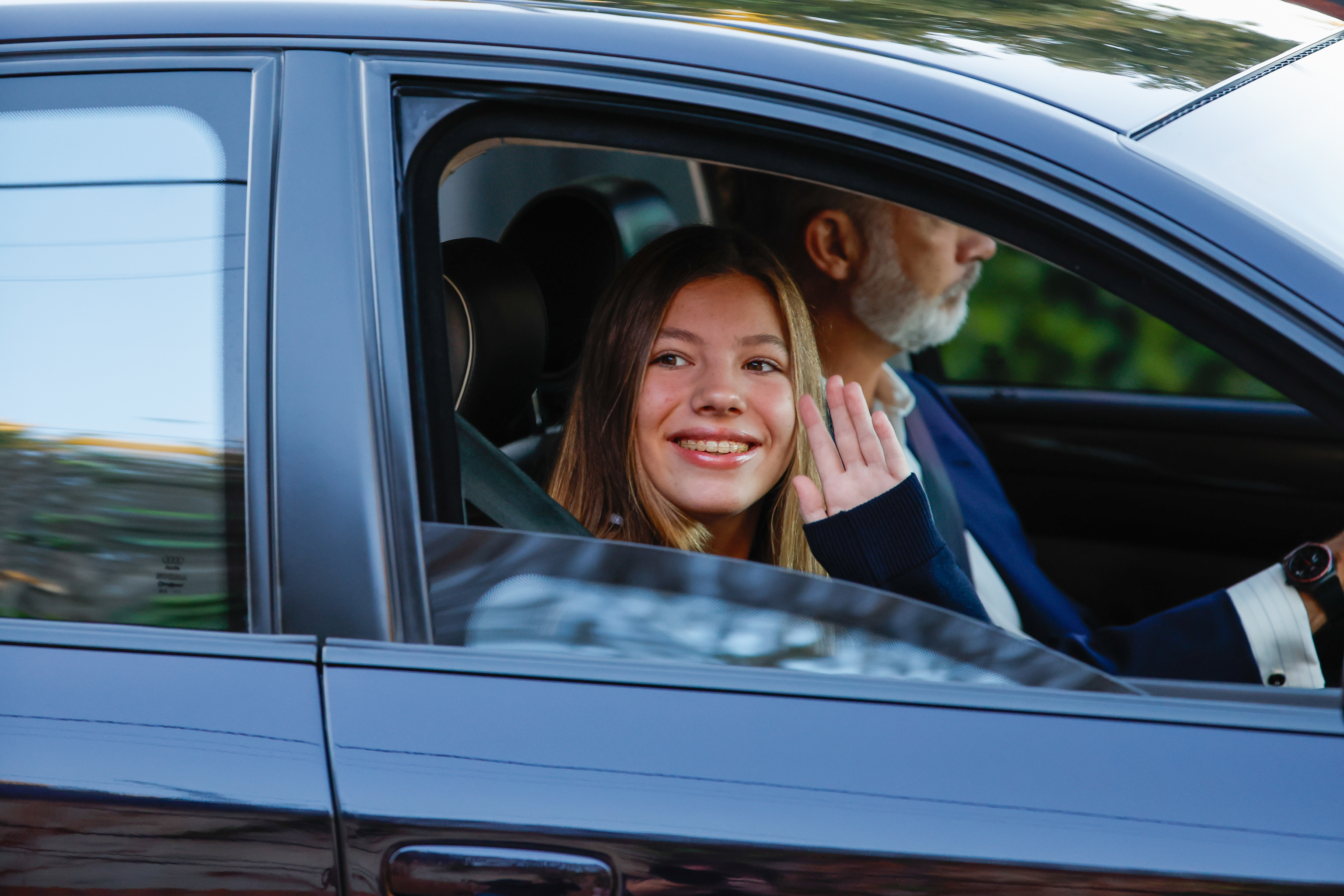 Felipe VI acompaña a la Infanta Sofía en su primer día de colegio | LOC