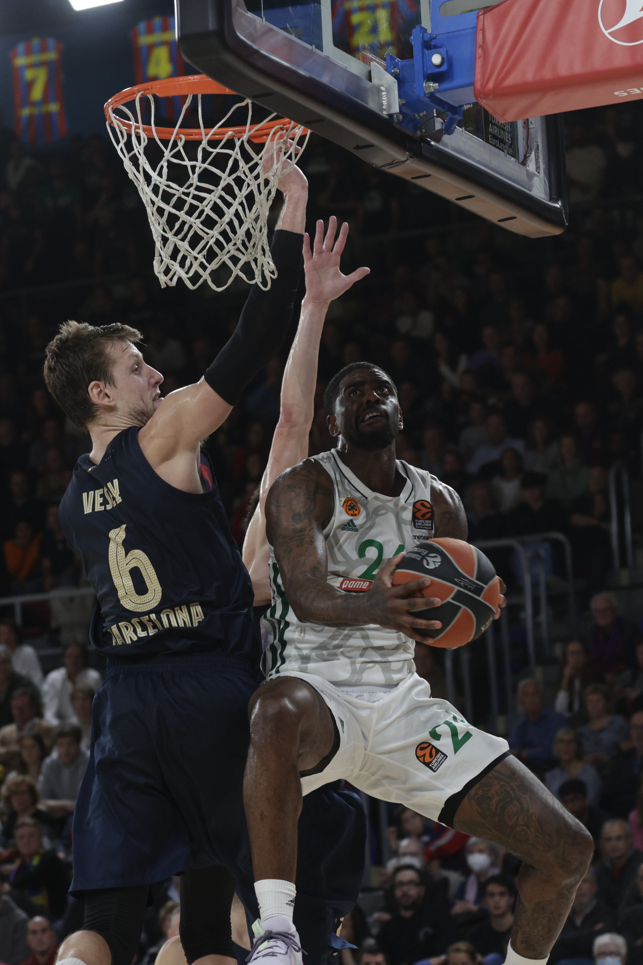 Euroliga: La conexión Satoransky-Vesely permite al Barça sobrevivir ...