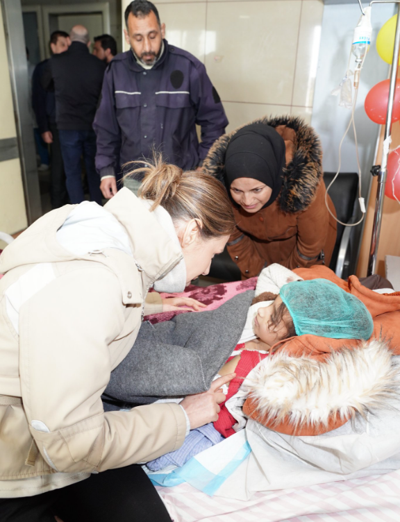 Al Asad visita un hospital en su primera aparición desde el terremoto y ...
