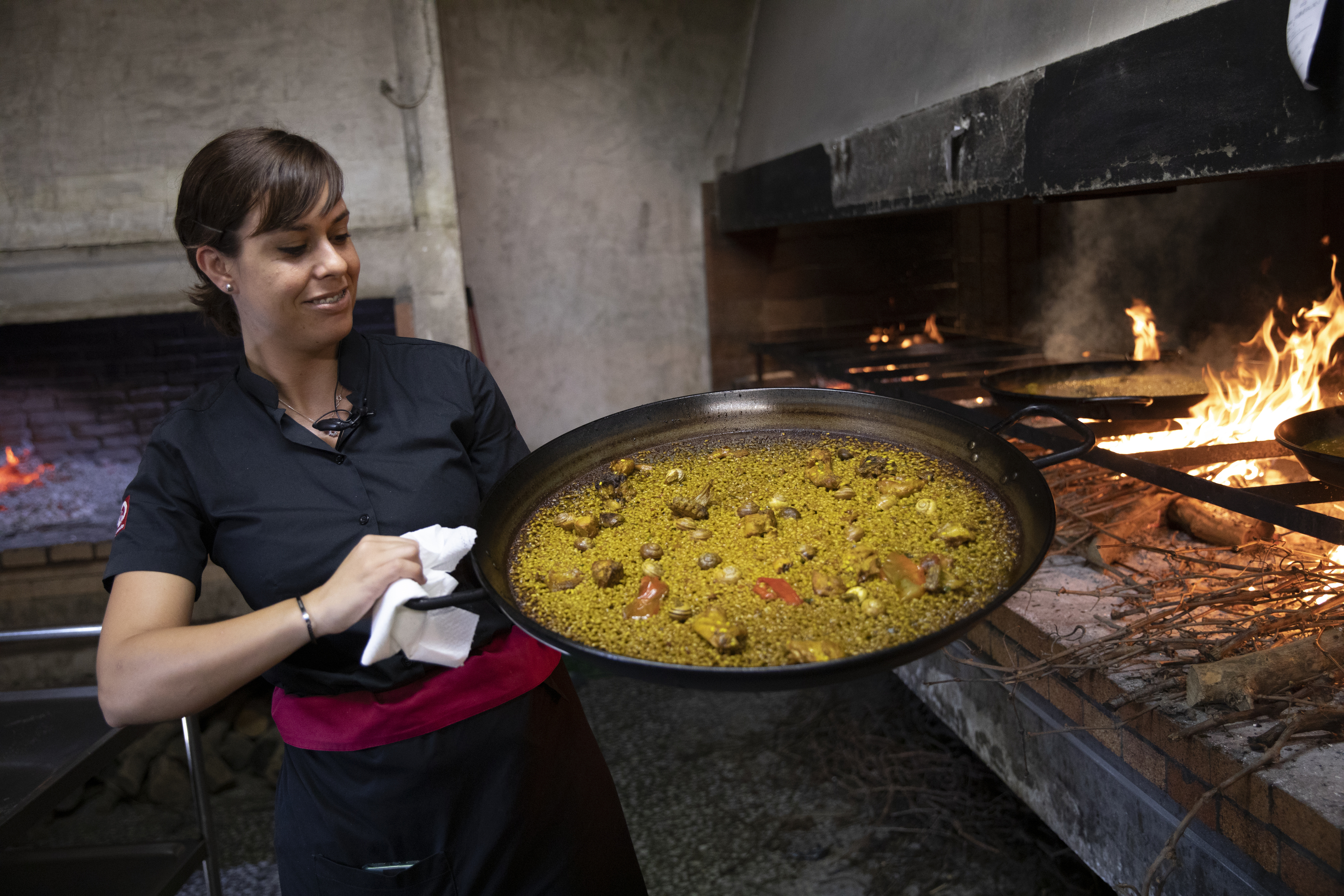 ¿La paella es vasca? El origen del emblemático plato valenciano se pone ...