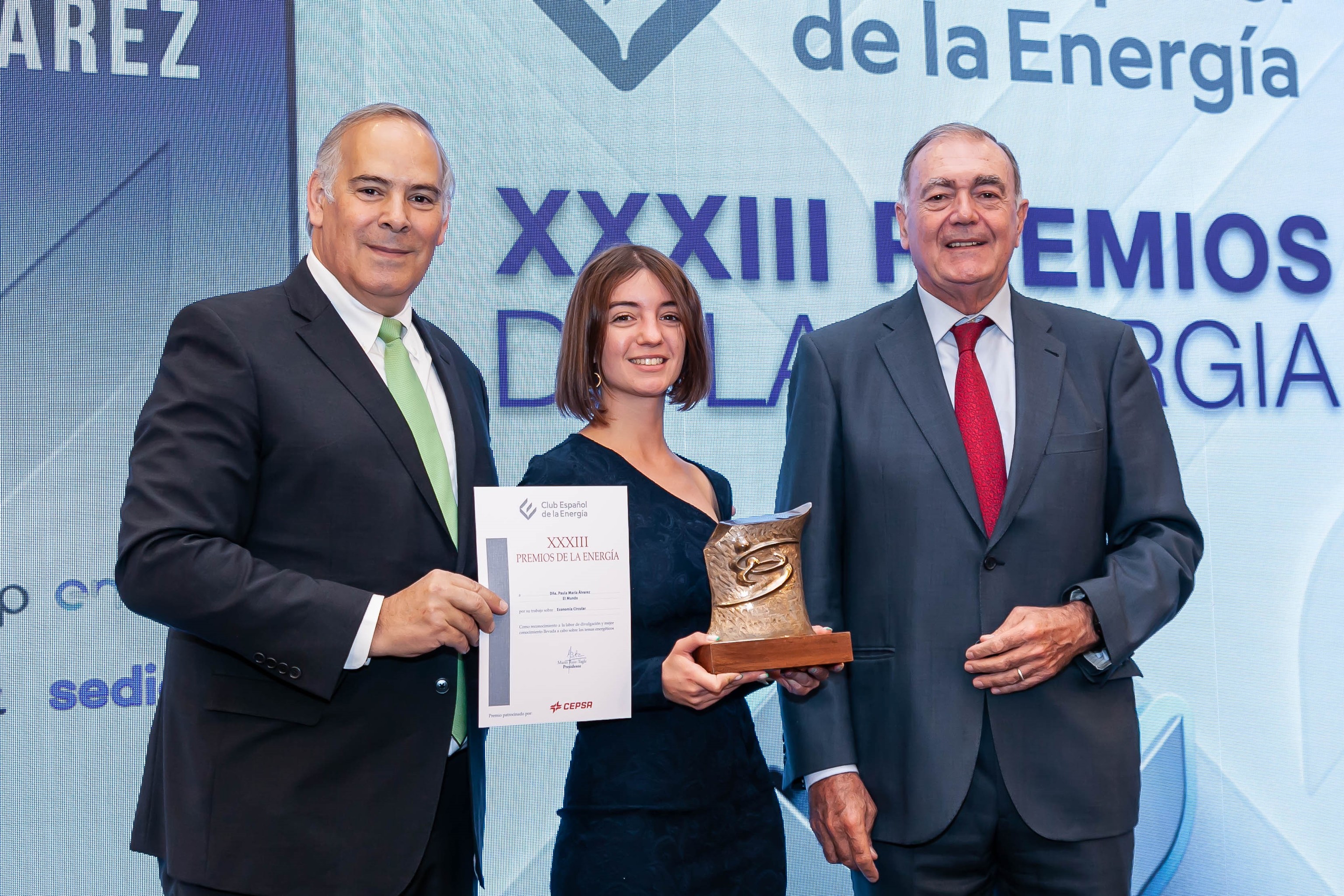 La periodista de El Mundo Paula María recibe el premio 'Economía ...