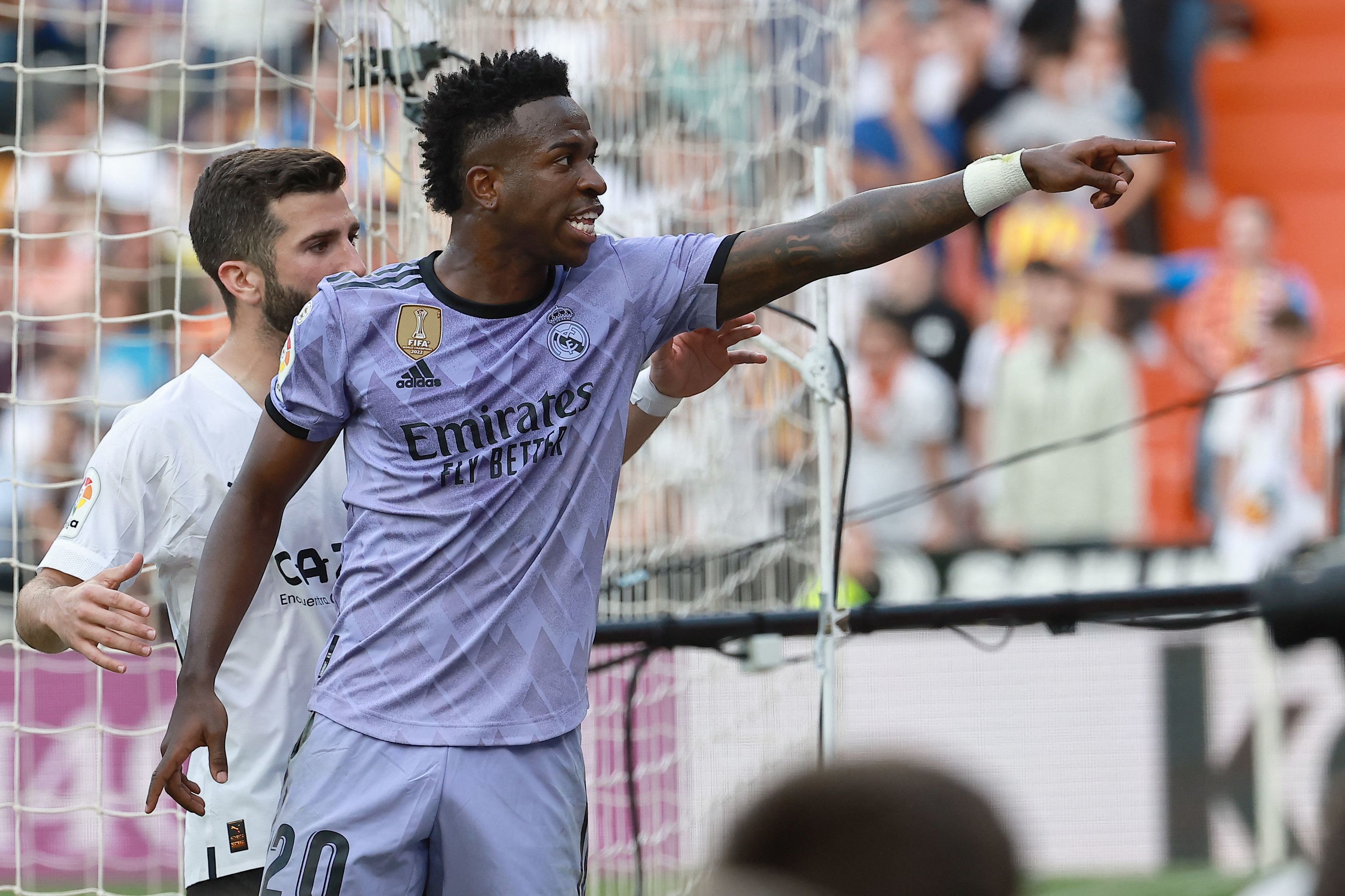 Vinicius recibe insultos racistas en Mestalla, acaba expulsado por una ...