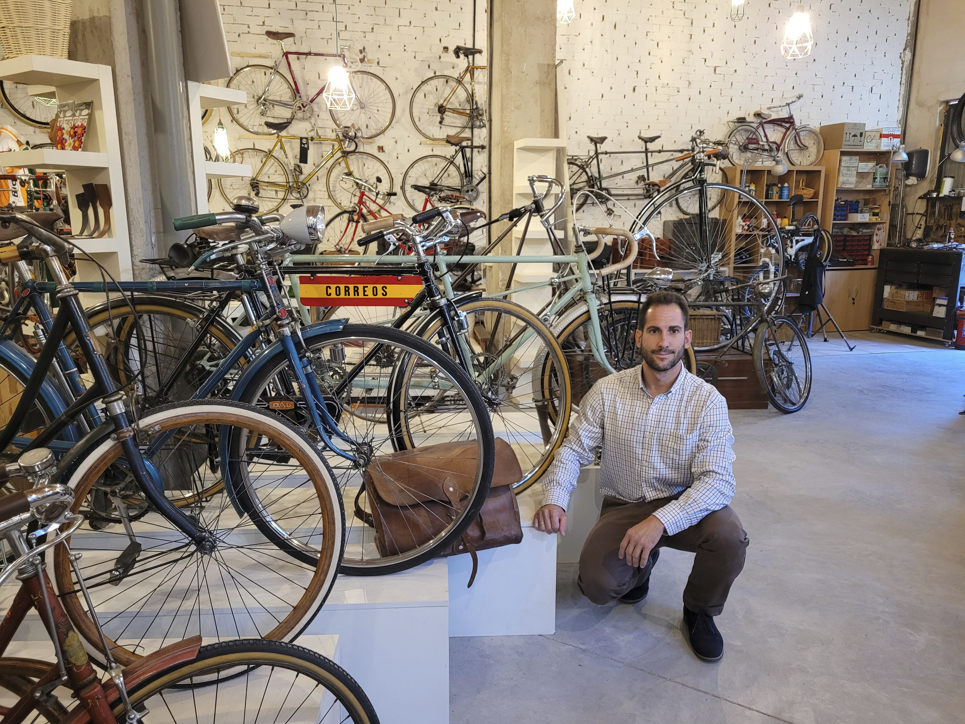 El 'casi' odontólogo con lista de espera para restaurar bicicletas ...