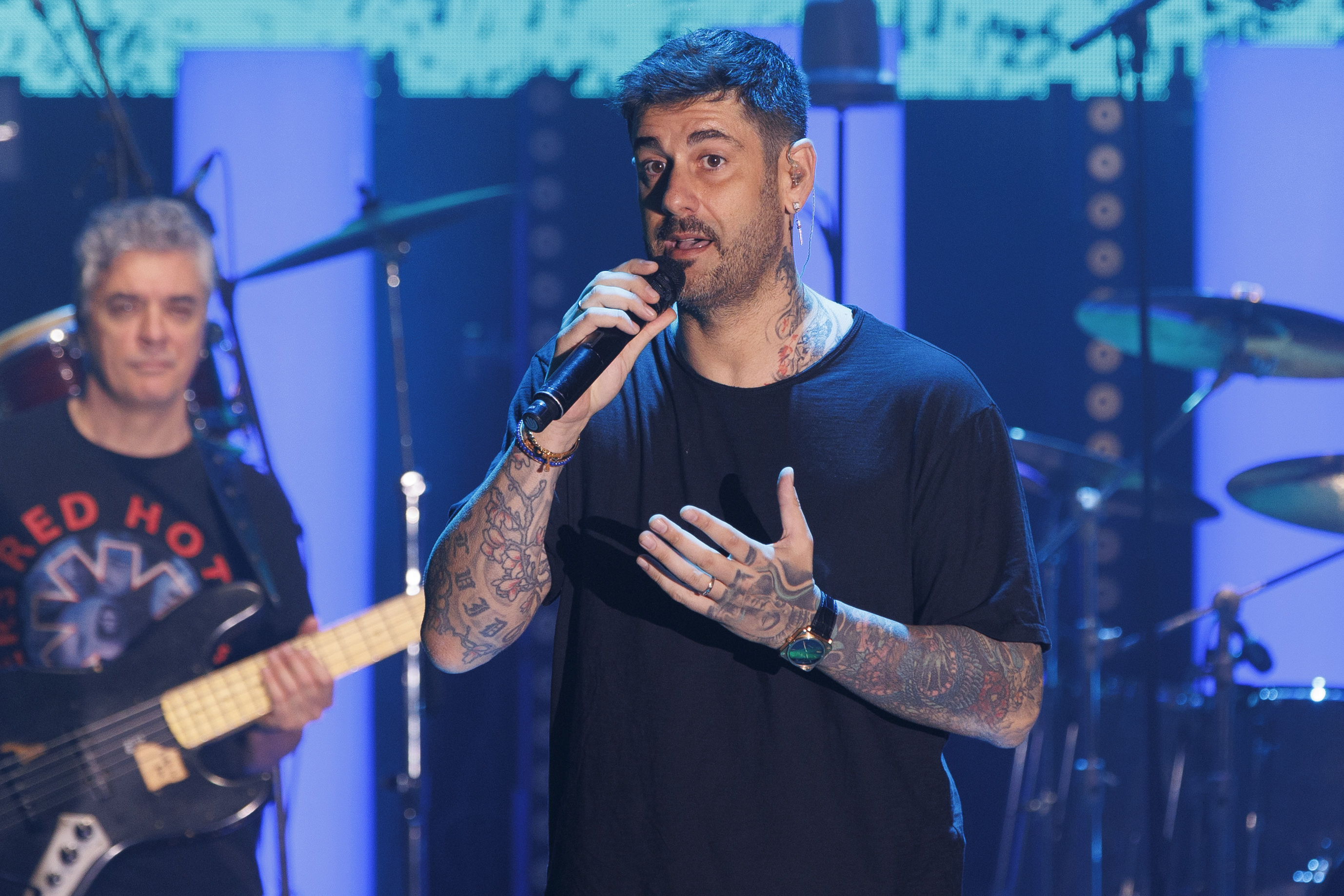 Melendi: polémica por frotarse la nariz y gesticular en exceso en uno ...