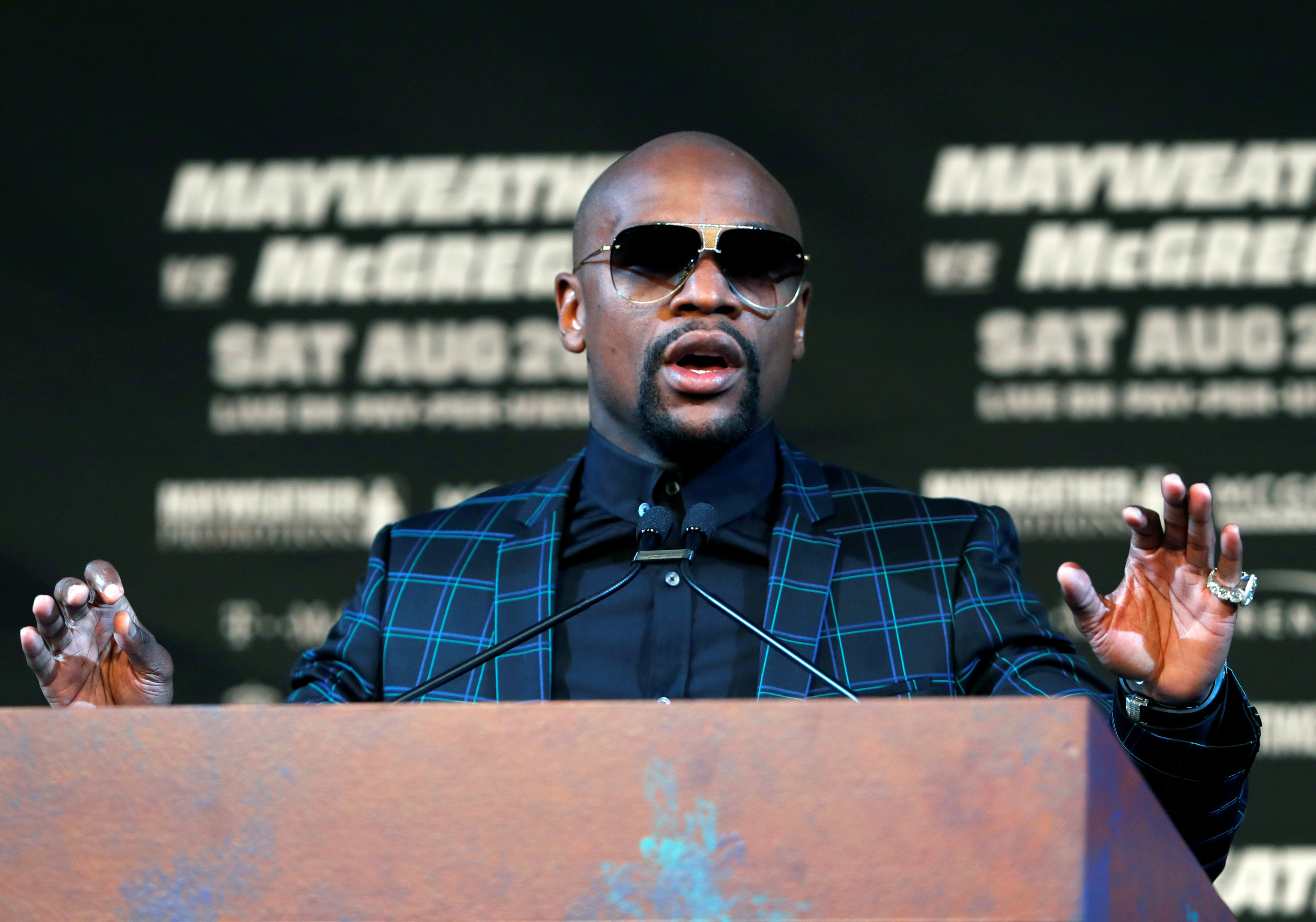 Floyd Mayweather cumple su promesa y fleta uno de sus aviones con ayuda ...