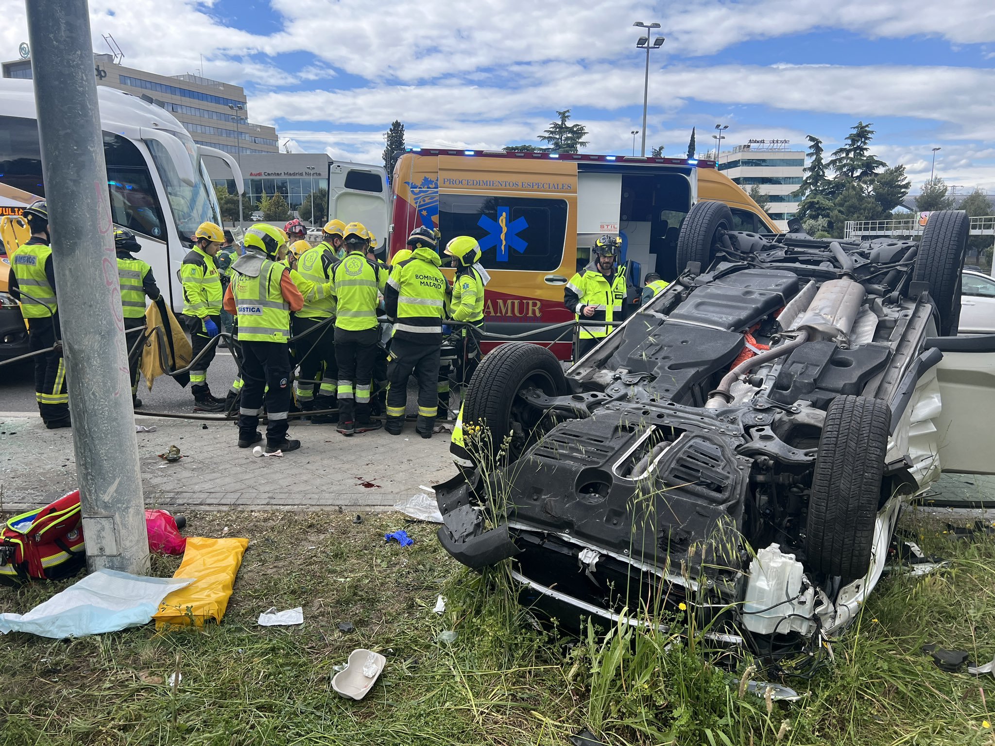 Herida grave una conductora tras volcar su coche en la A-1 y clavarse ...