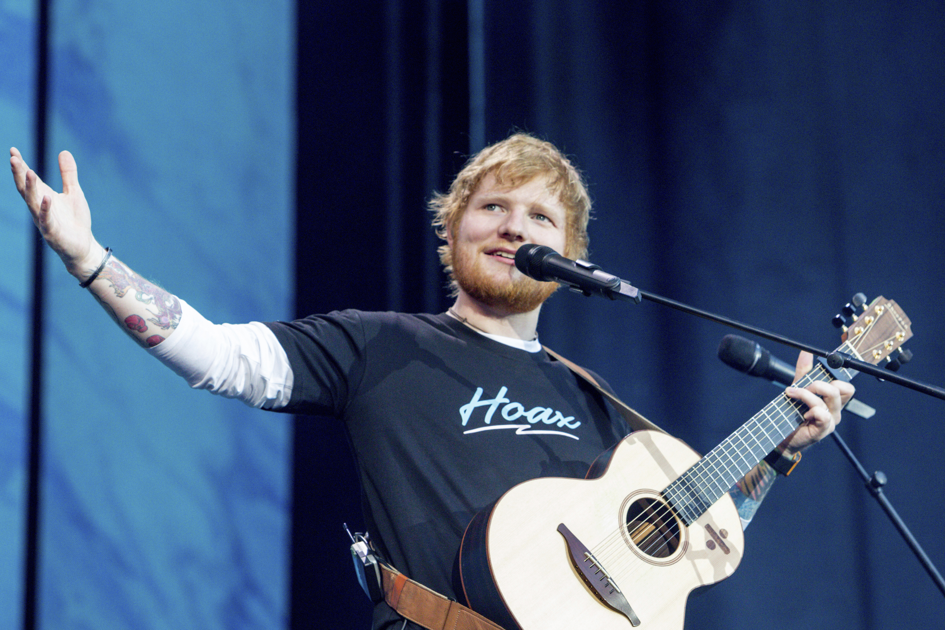 Ed Sheeran sorprende con un concierto espontáneo al aire libre en Nueva ...