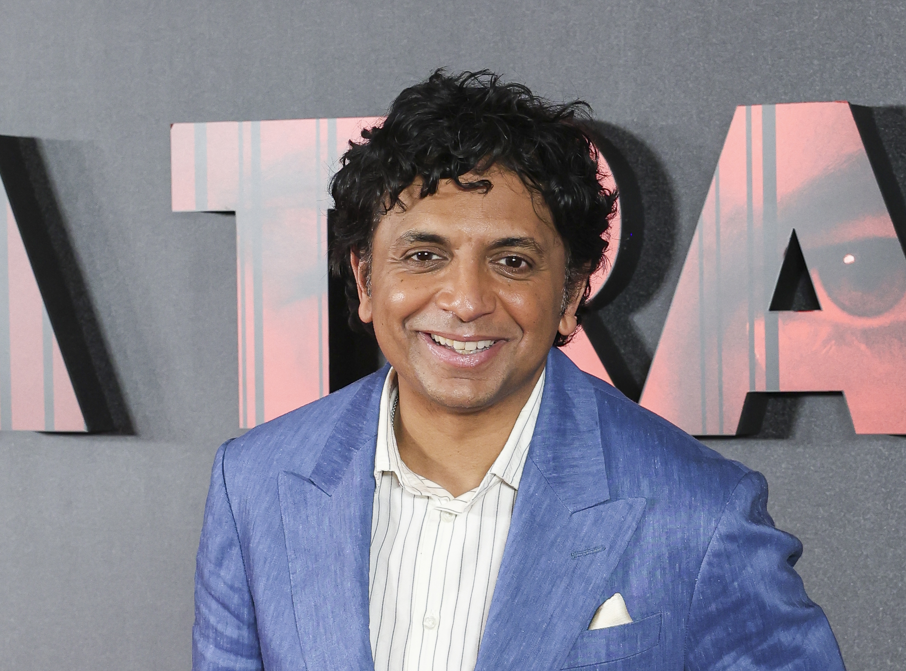 M. Night Shyamalan, el maestro del cine de terror que quiere a Rosalía ...