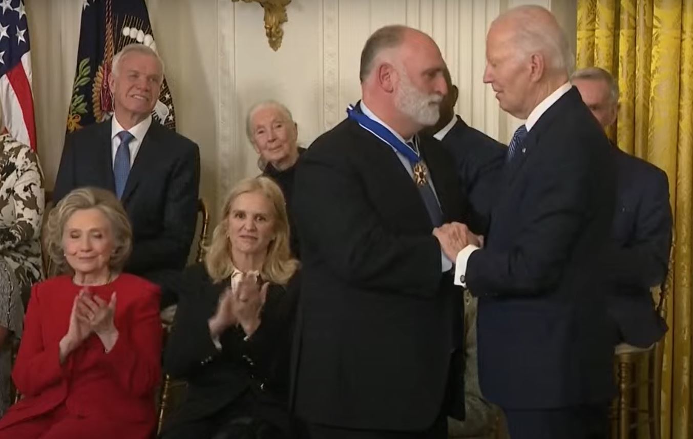 Biden condecora al chef José Andrés con la más alta distinción civil de ...