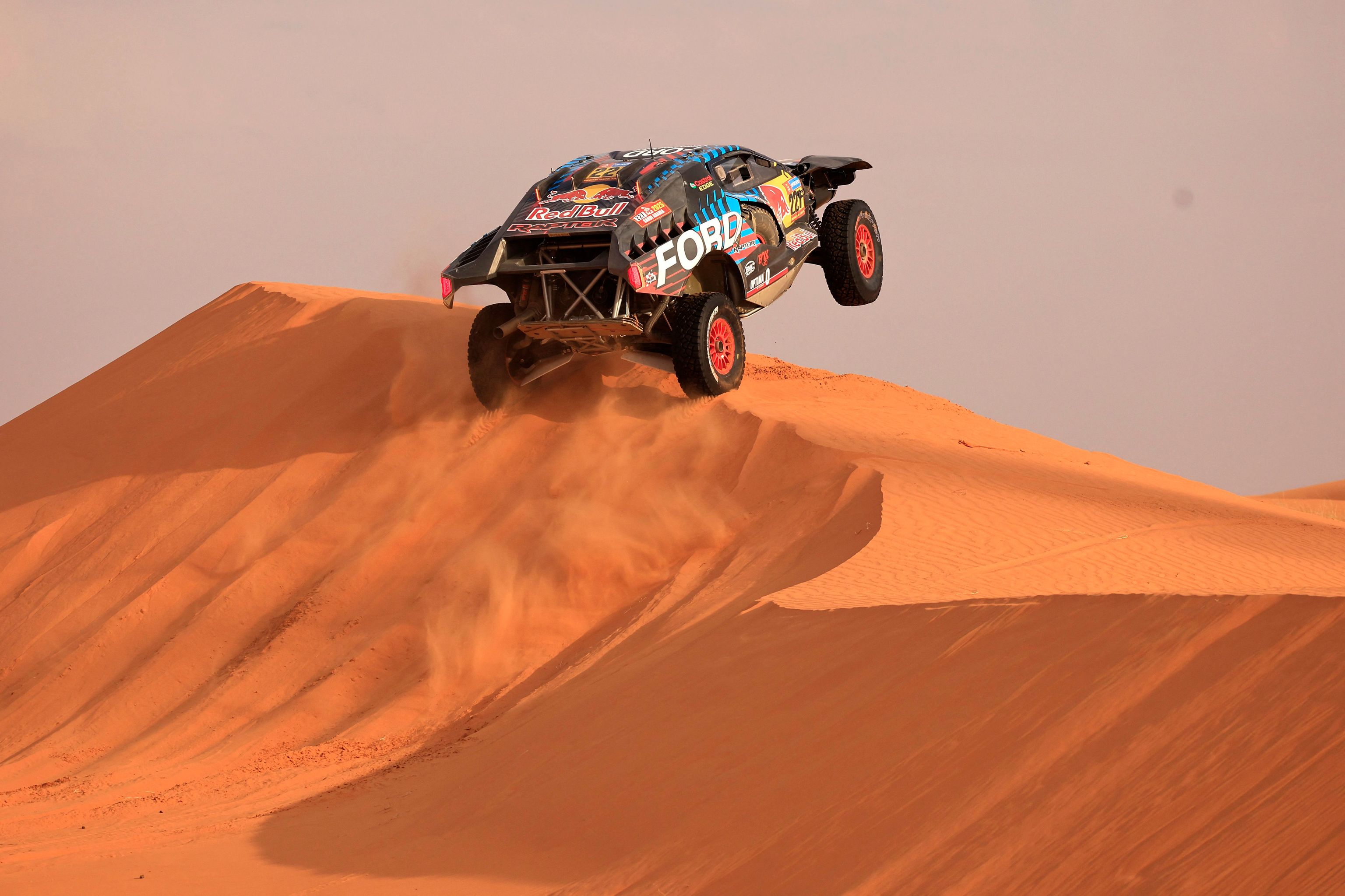 Nani Roma vuelve a triunfar en la arena del Dakar y Schareina se ...