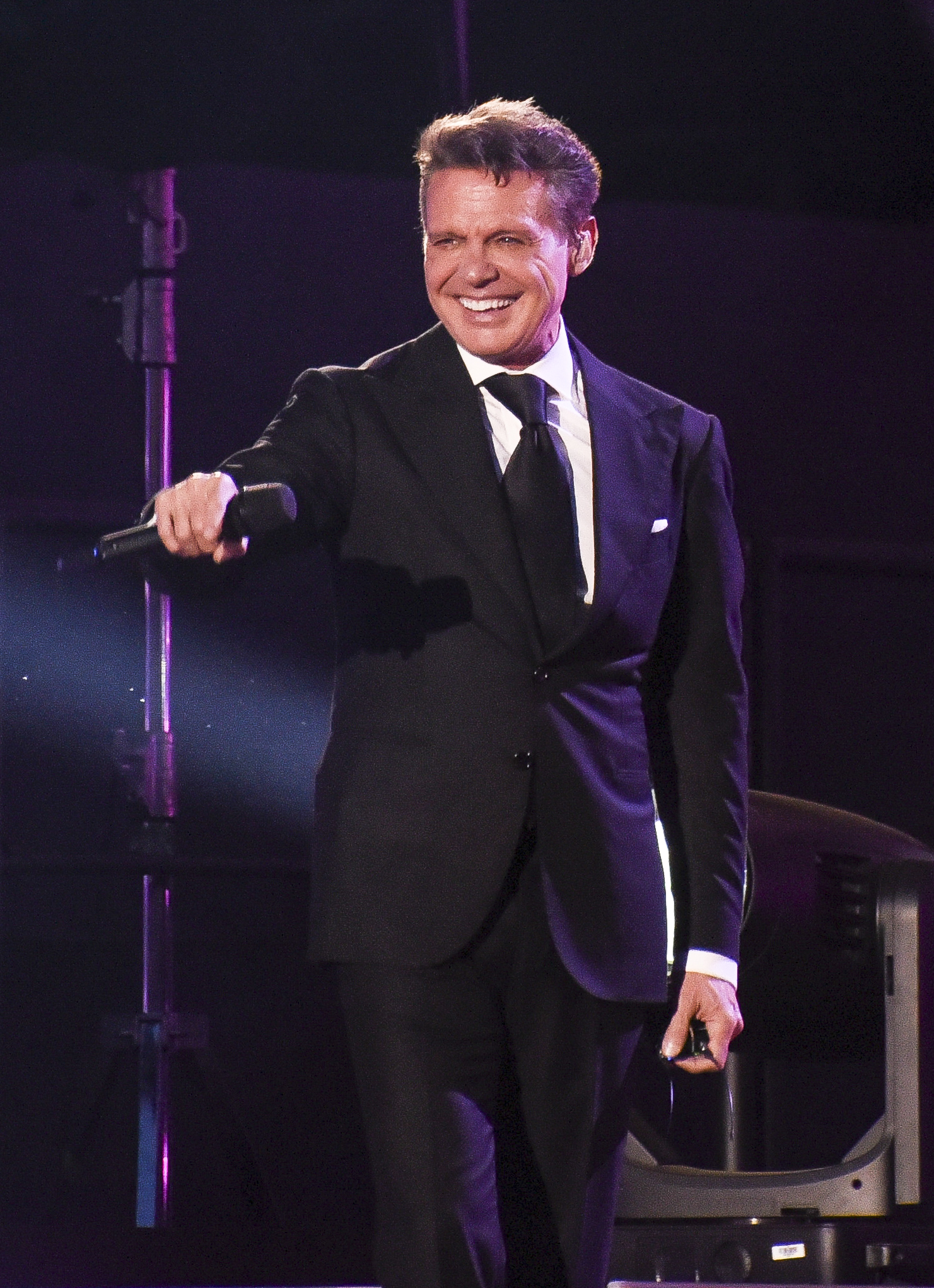 El detective de LOC: Luis Miguel revoluciona a las clientas de Louis ...