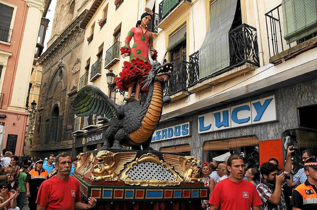 ¿Qué es la Tarasca de Granada?: El desfile del Corpus Christi que ...