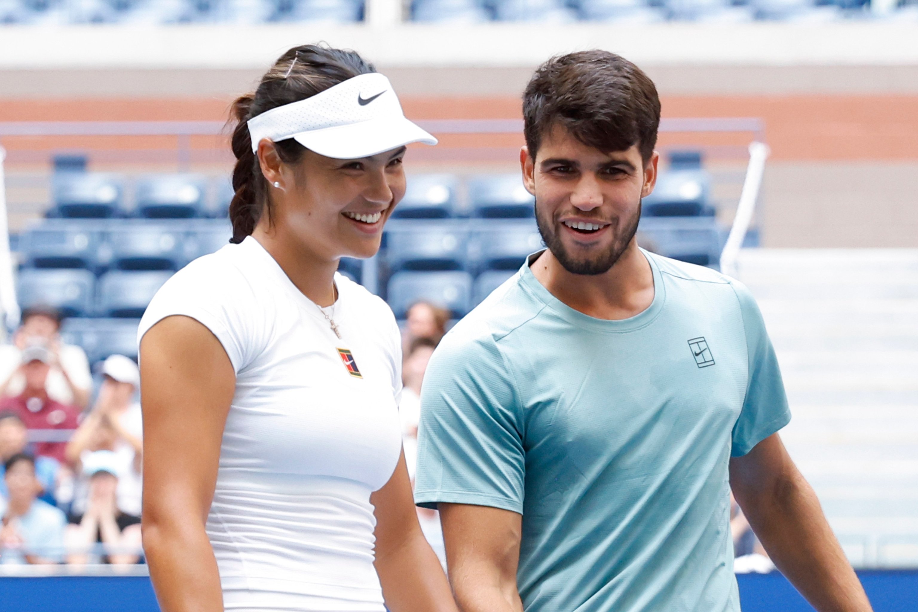 Carlos Alcaraz y Emma Raducanu no funcionan como pareja en la pista de ...