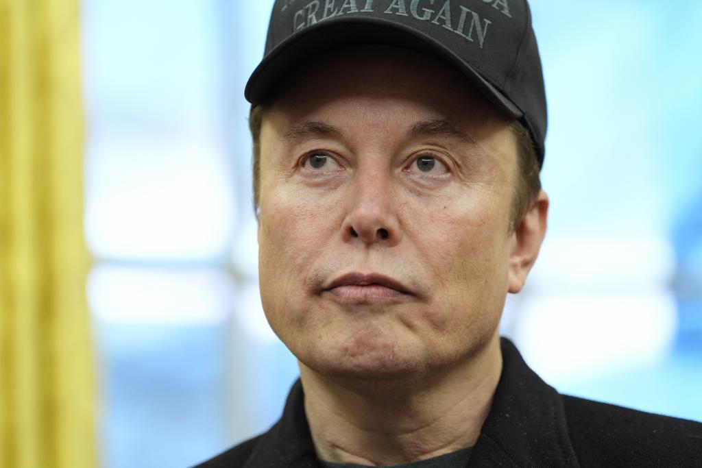 Elon Musk denuncia a OpenAI y Apple por asfixiar la competencia en ...