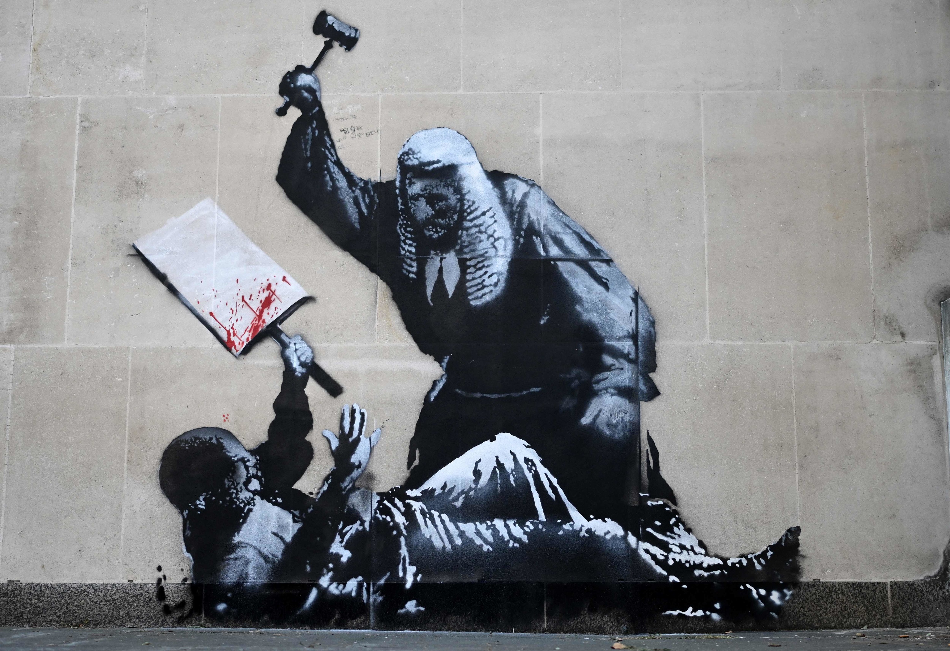 Banksy reaparece con un mural de un juez golpeando a un manifestante y ...