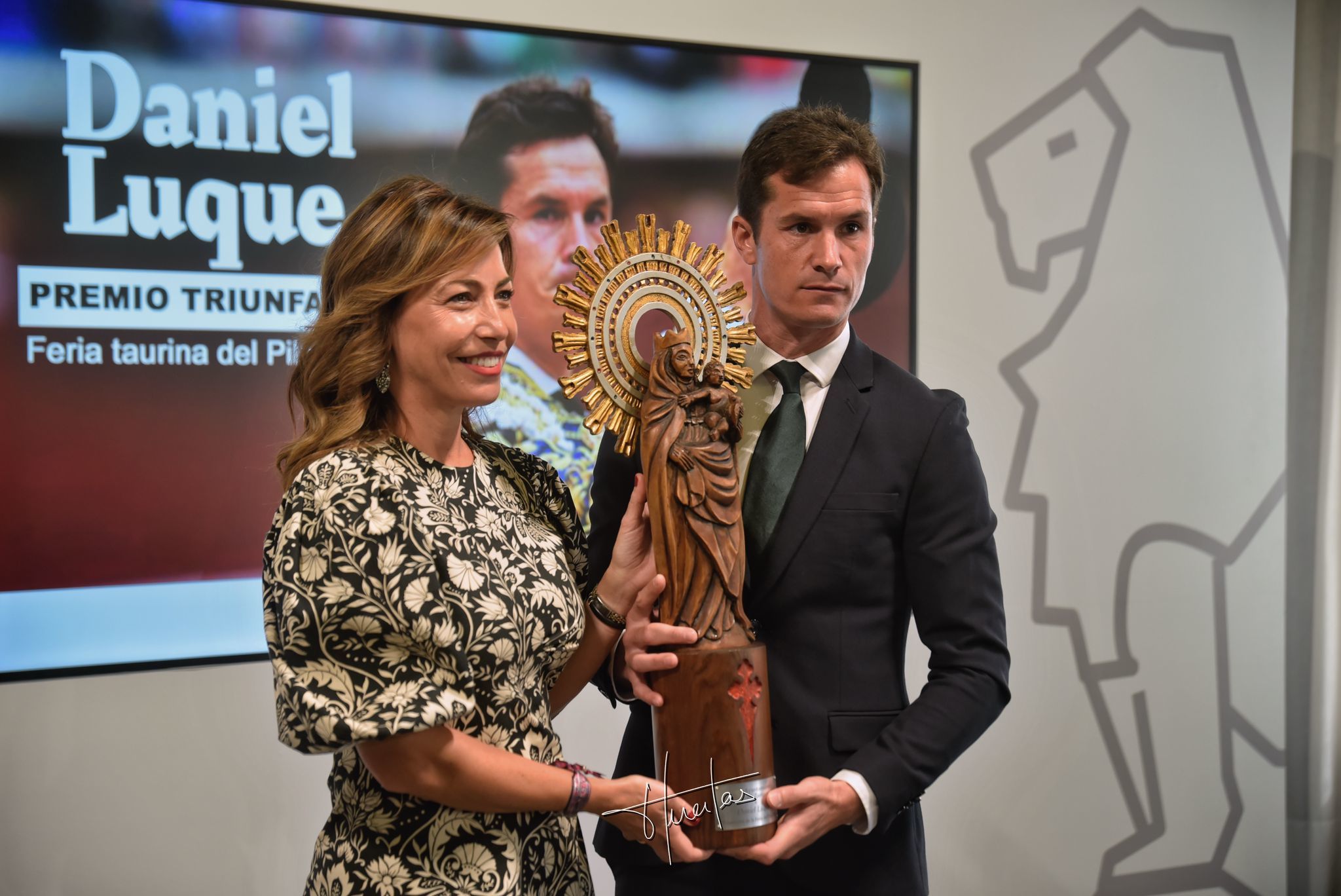 Daniel Luque recoge el trofeo como triunfador del Pilar 2024 de manos ...