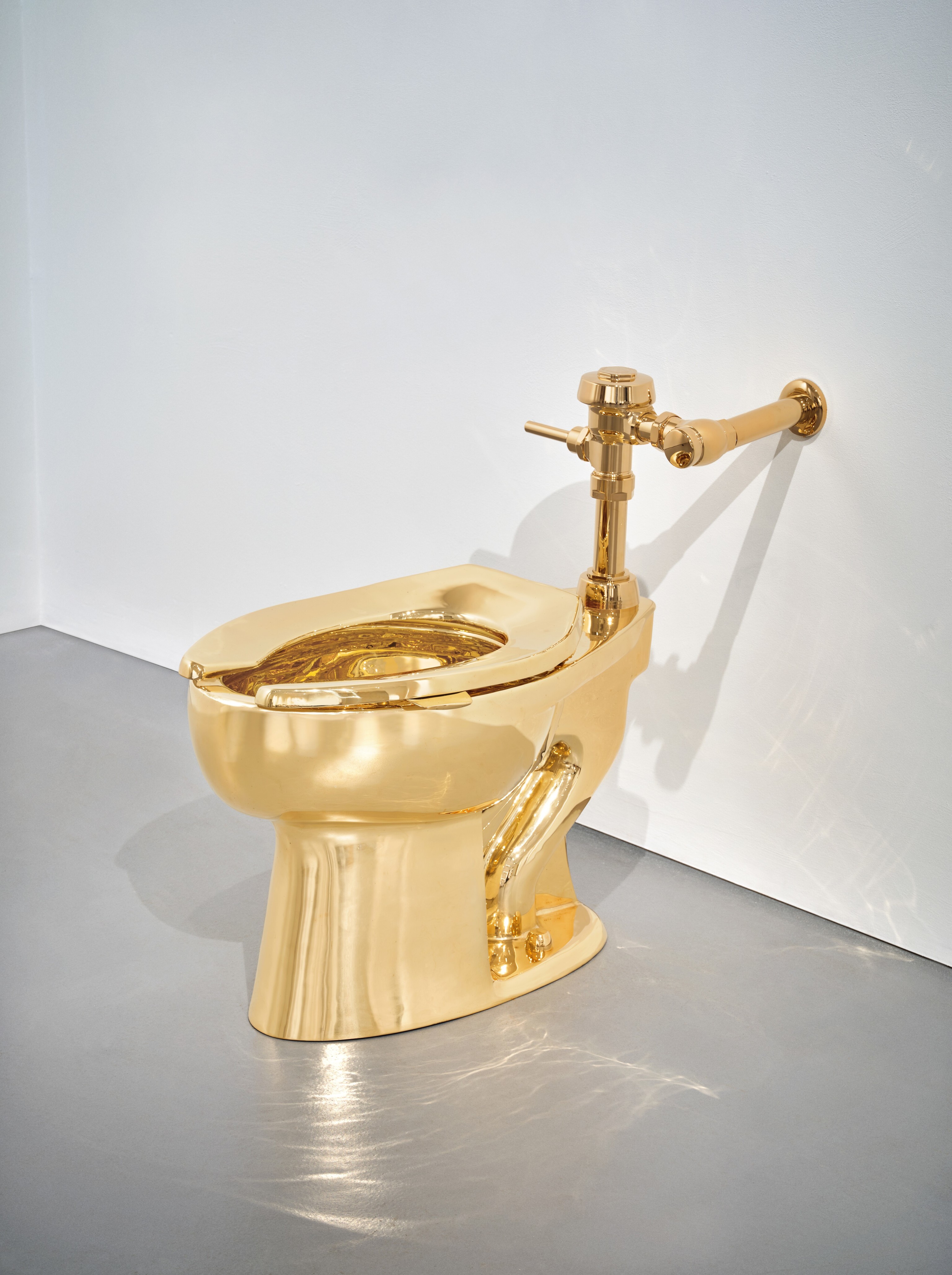 Un retrete de oro del artista Maurizio Cattelan se subasta por 12,1 ...