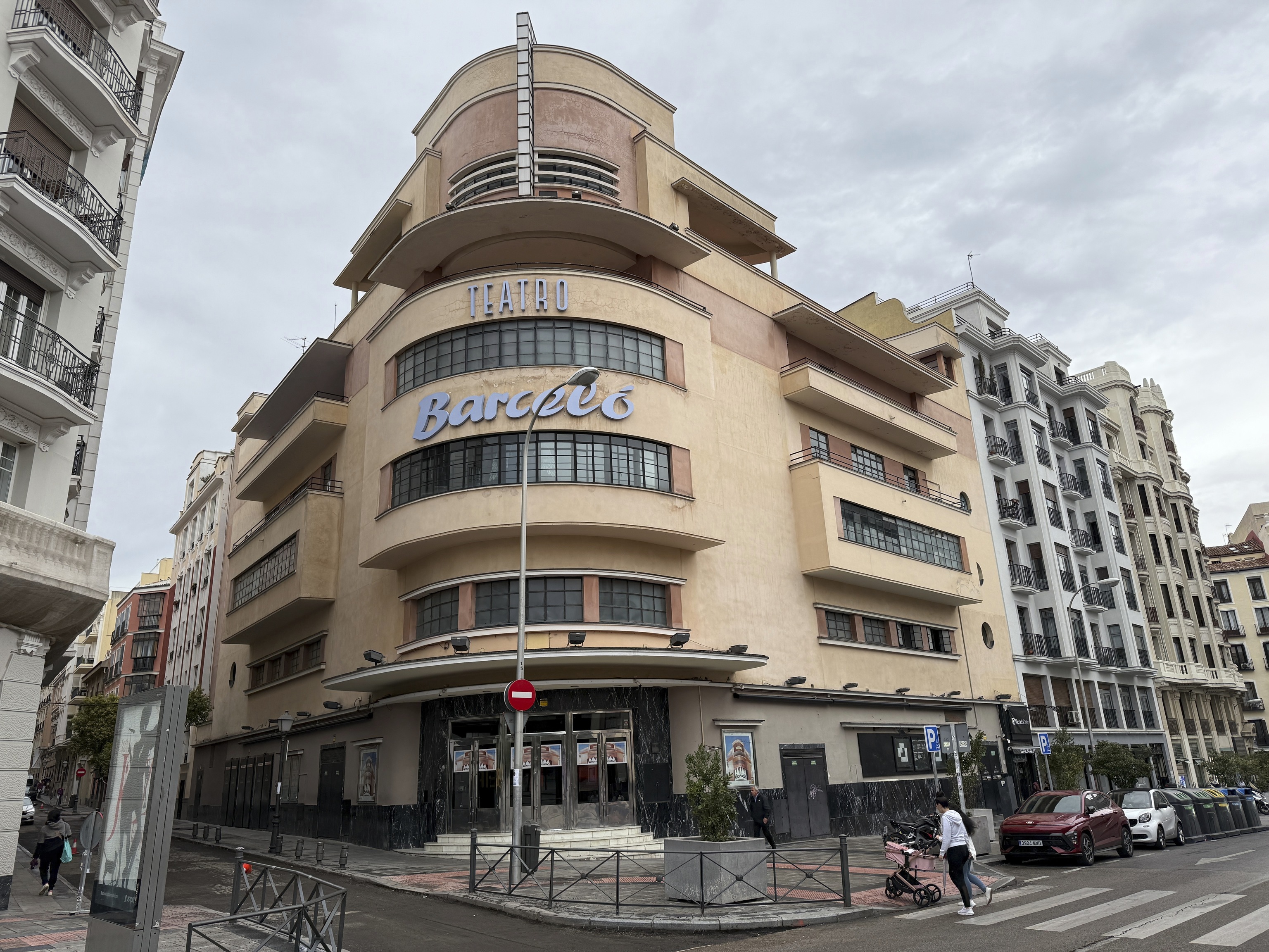 Sale a la venta el edificio de la mítica discoteca del Teatro Barceló ...