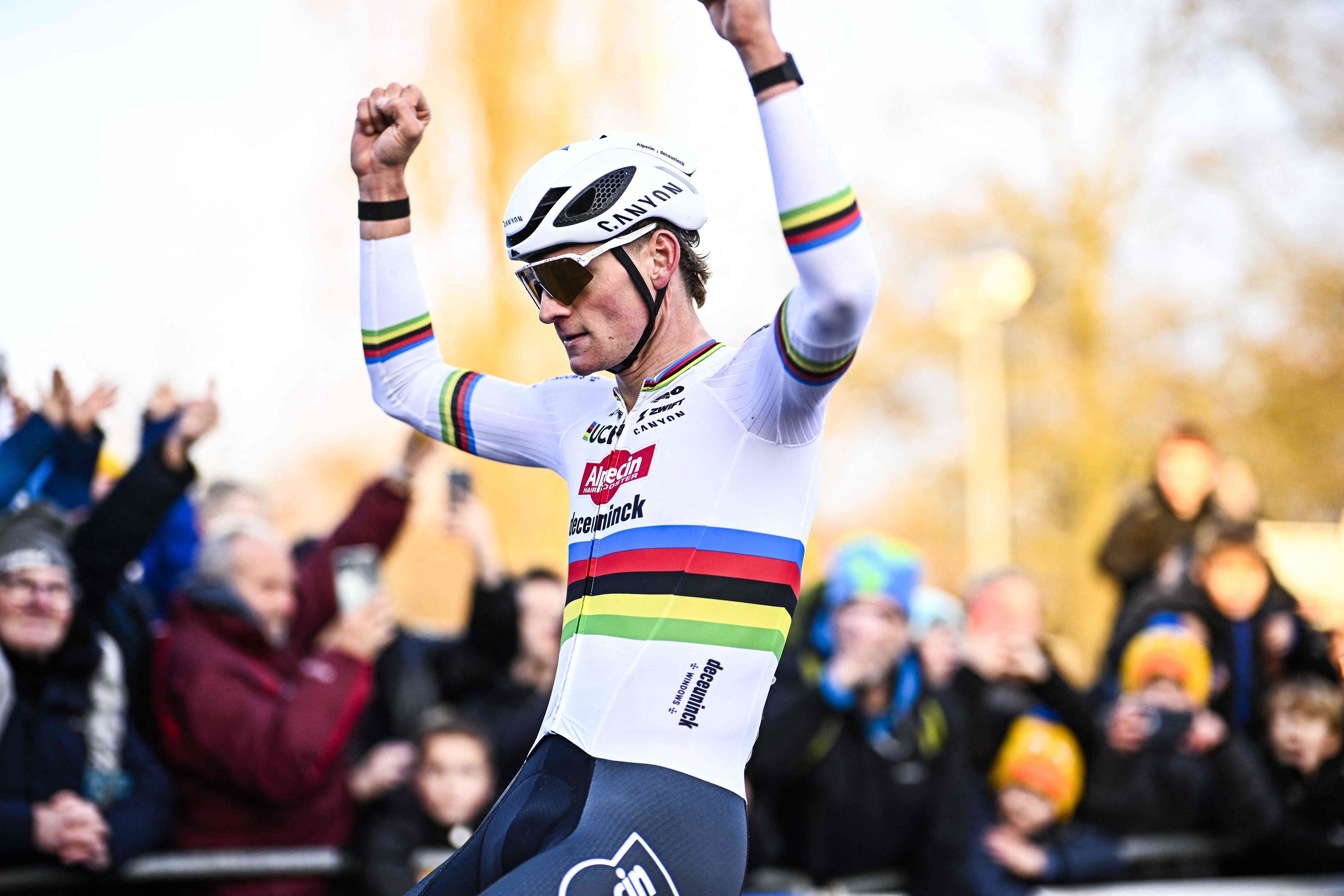 Van der Poel vuelve a vencer en su cuarta prueba de ciclocross a un Van ...