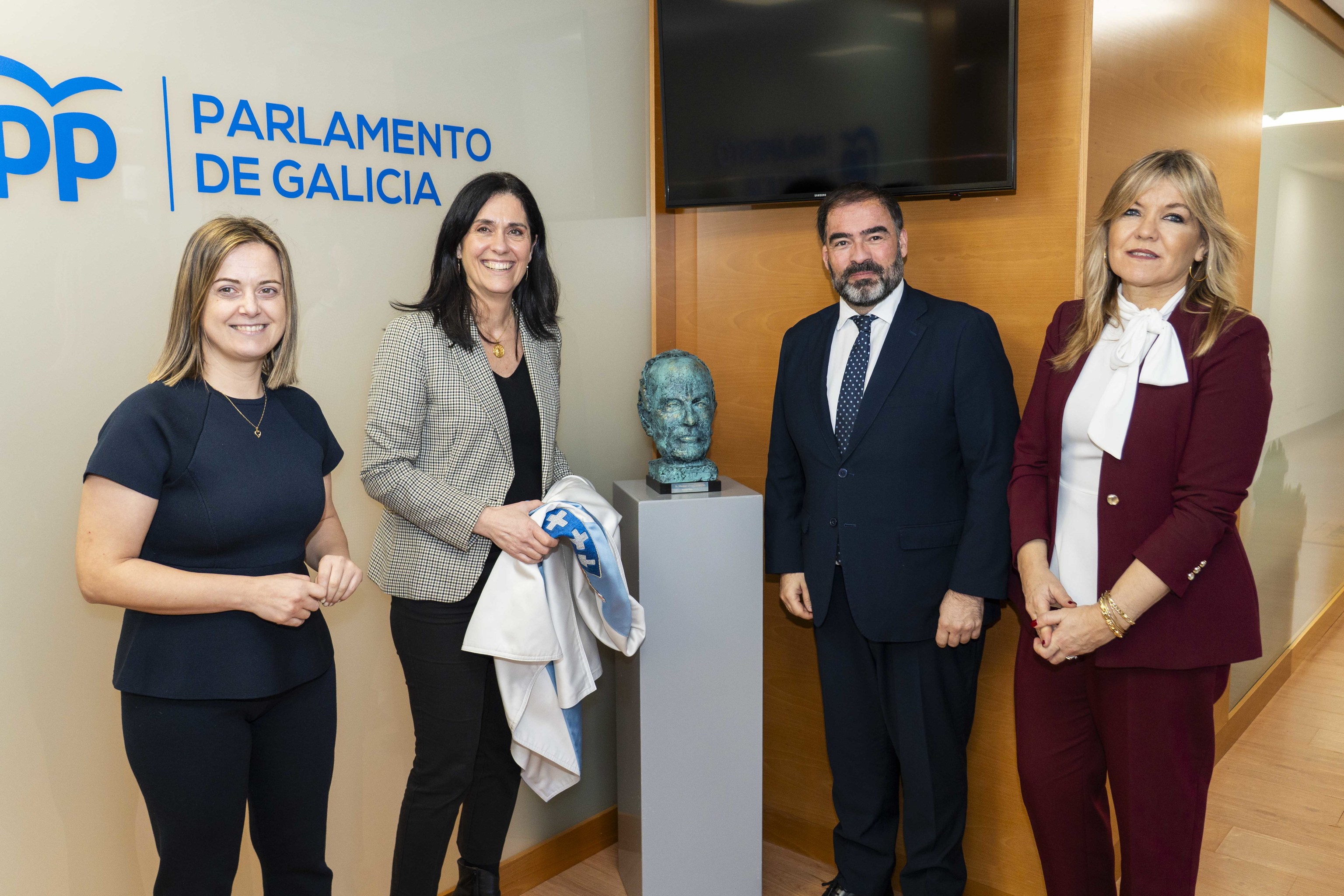 El PP homenajea a Fraga con un busto en el Parlamento gallego tras el ...