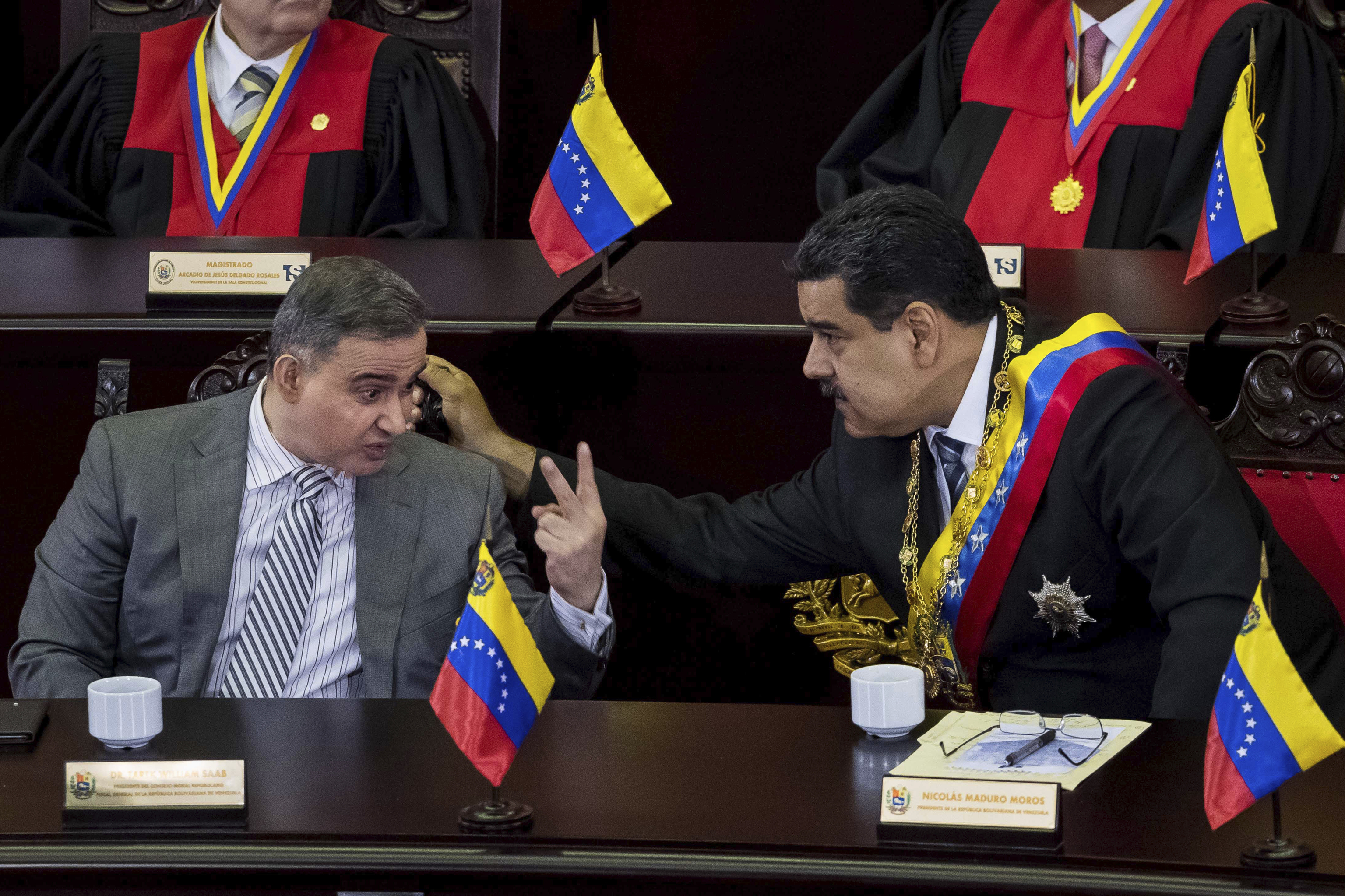 Dimiten el fiscal de Maduro y el defensor del pueblo, empujados por ...