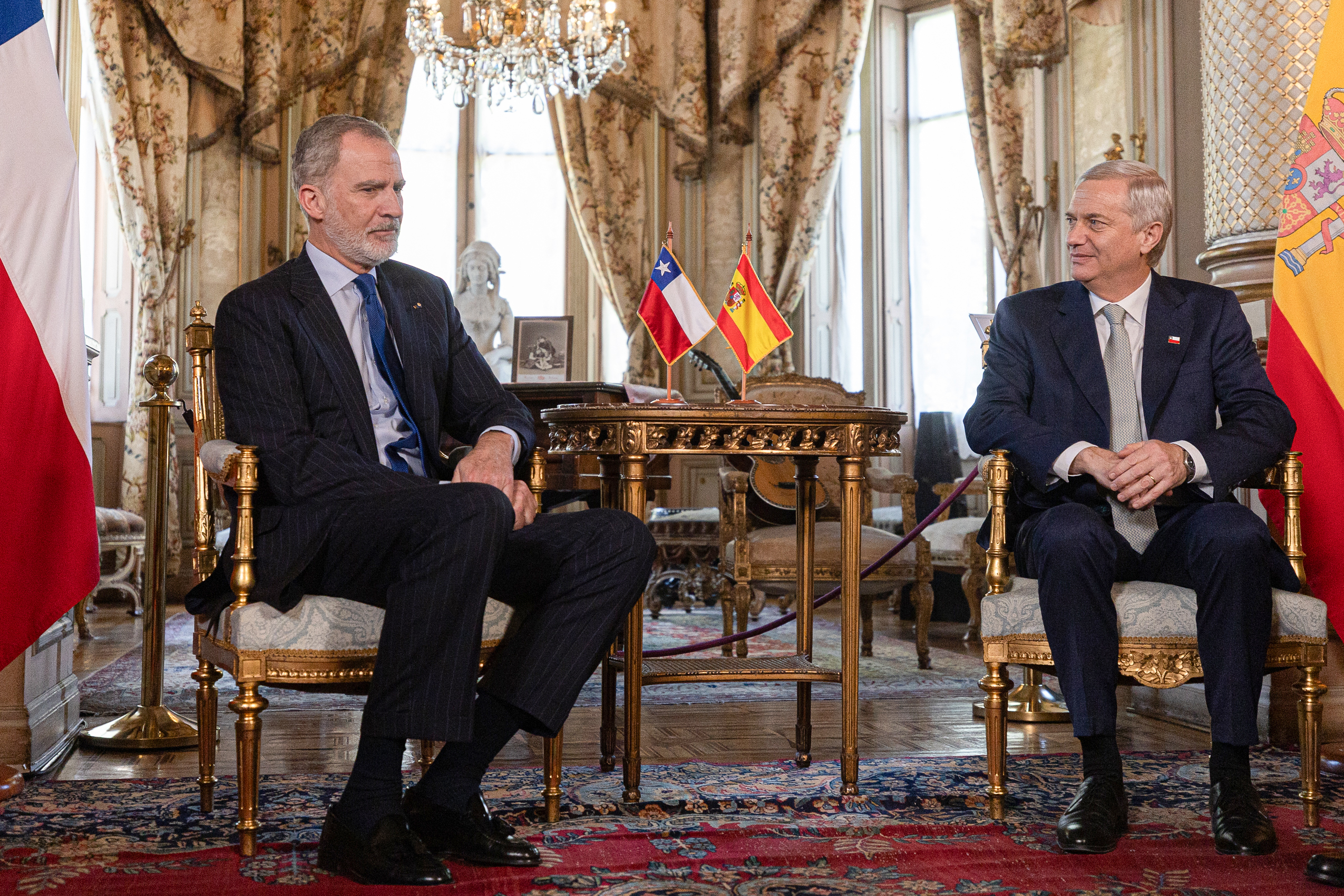 Felipe VI se reúne con Kast y Boric en un Chile que mira con ...
