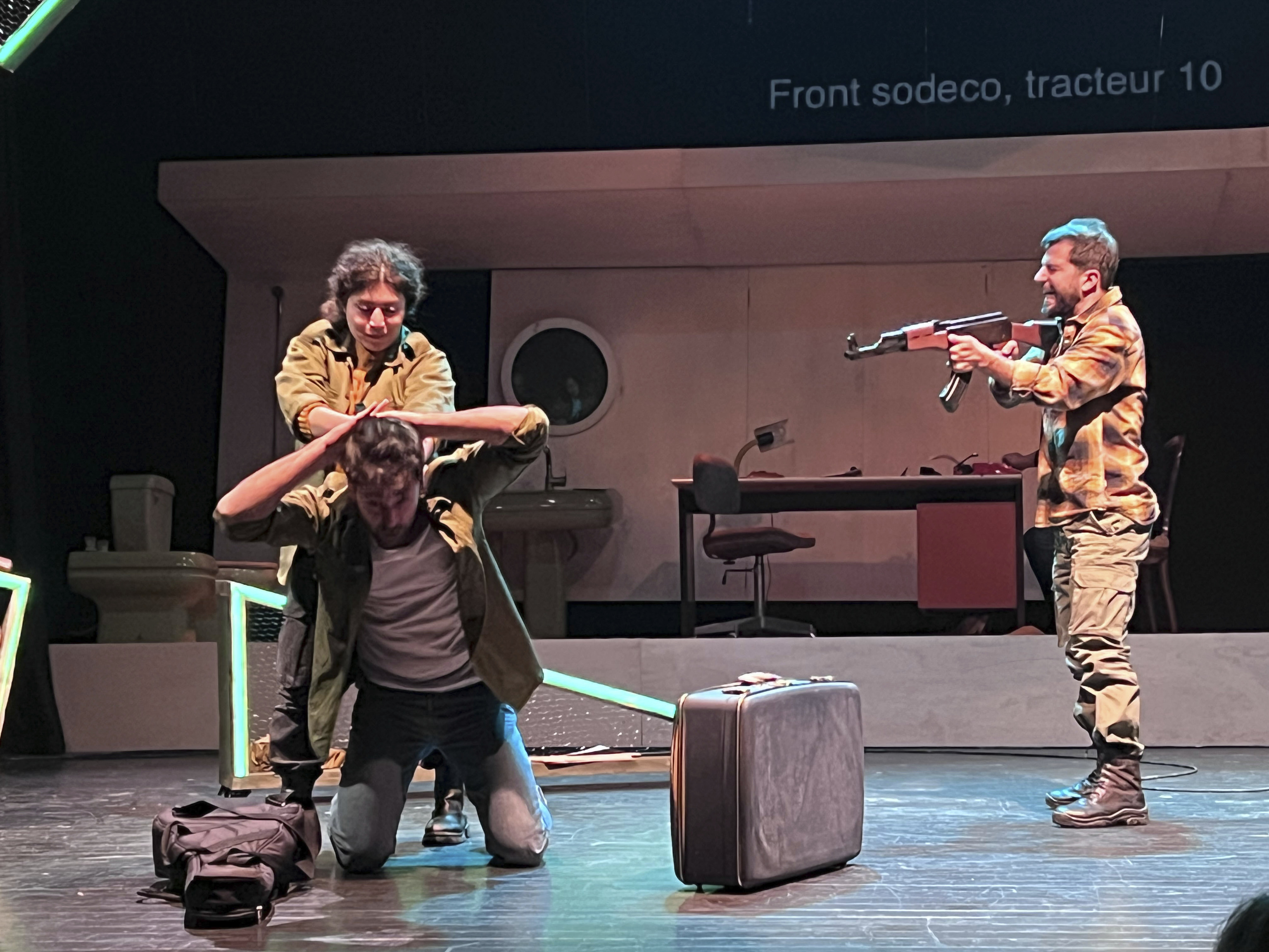 La obra de teatro que resiste bajo las bombas en Líbano: "No podemos ...