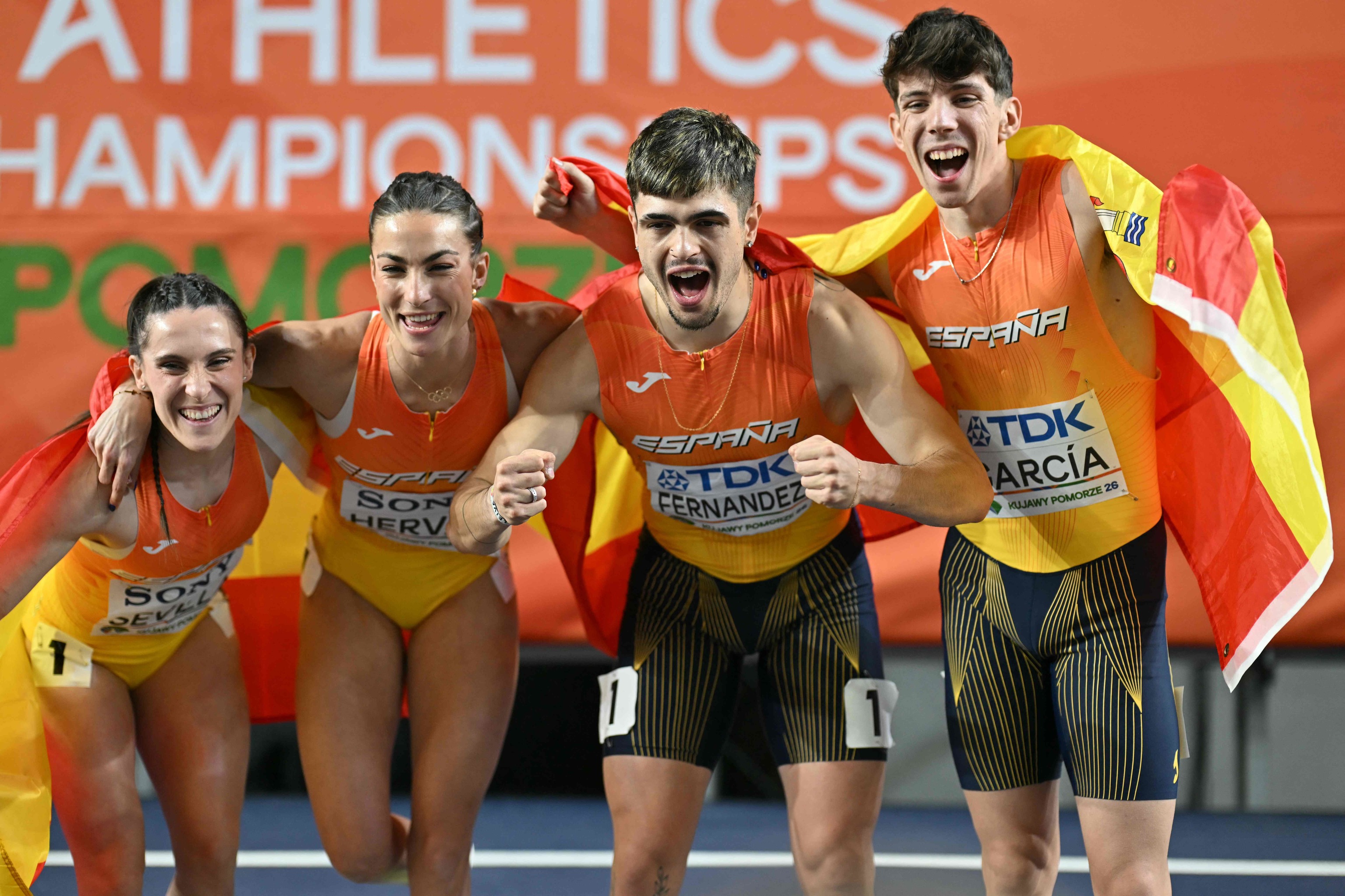 España logra una histórica plata en el estreno mundial del relevo mixto ...