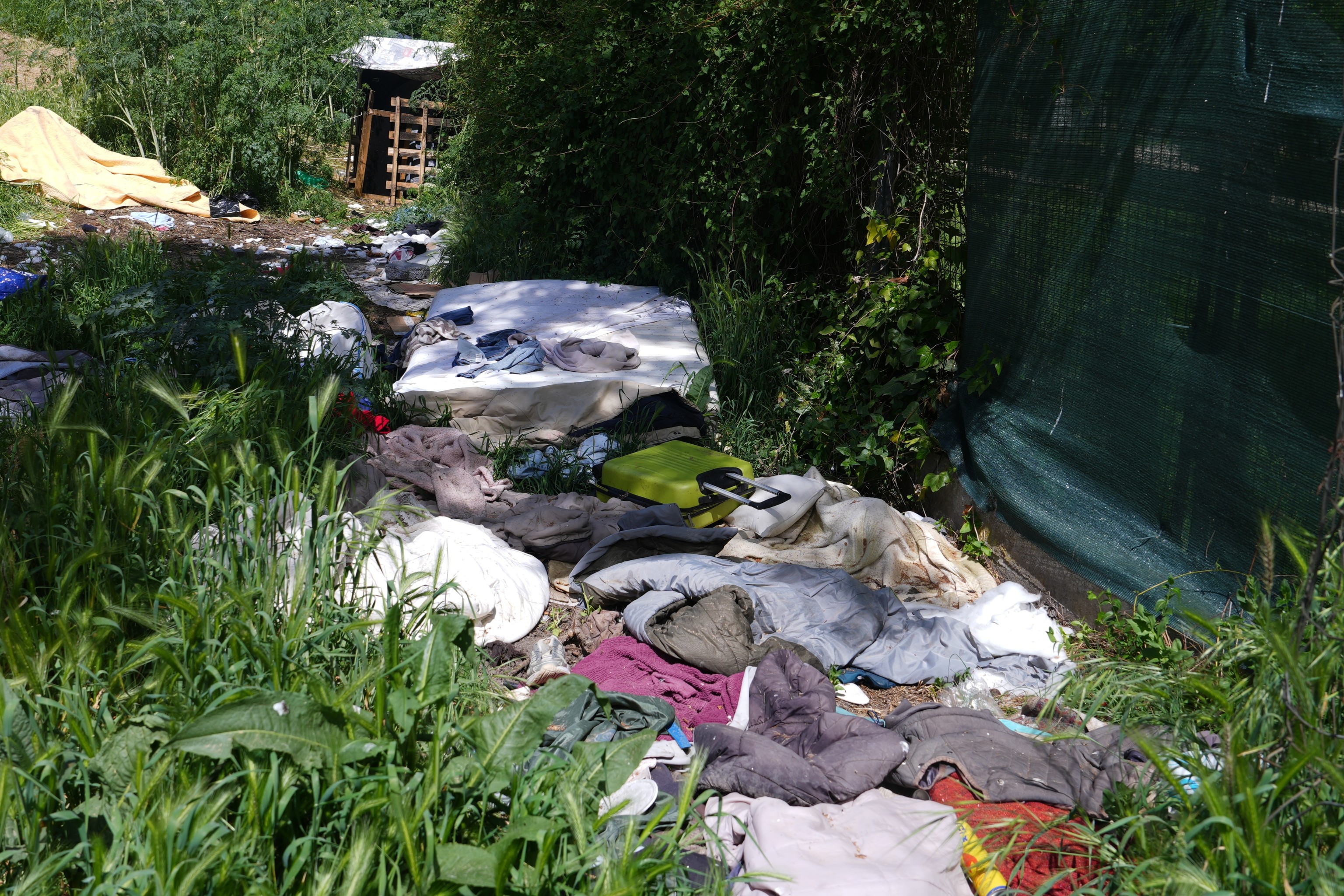 Una gran acampada ilegal de personas sin hogar en el corazón de la Casa ...