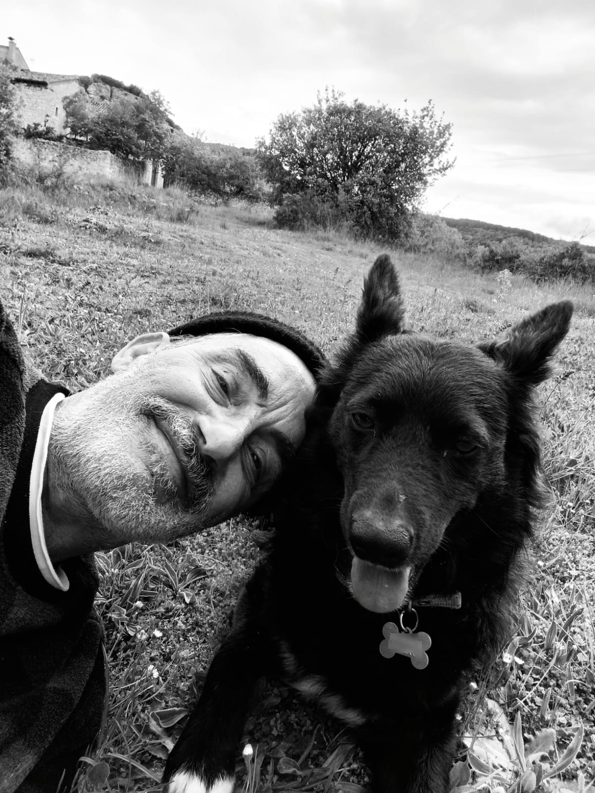 La vida de Miki Molina entre gallinas y vacas en un pueblo de seis ...