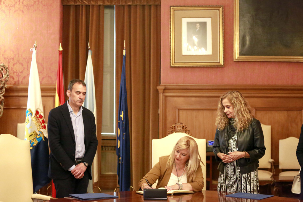 La Diputación de Pontevedra borra la firma de Leire Díez de su Libro de ...