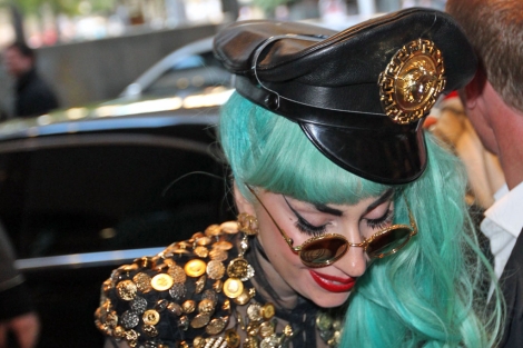 Lady Gaga espanta su soledad con un collar de perlas | Gentes! | elmundo.es