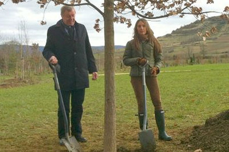 Vitoria sella su unión con Hamburgo plantando un roble en el 'Bosque ...